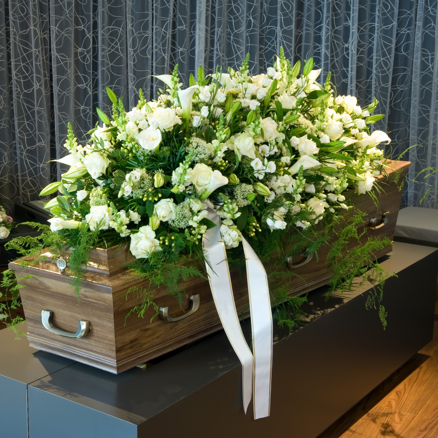 Croix mortuaire en blanc et rose - Botanica Brussels